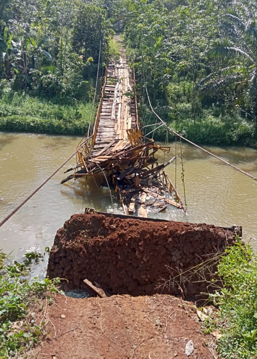 Jembatan Penghubung Dua Desa di Padang Kala Terputus - Analis Jurnal Jembatan Penghubung Dua Desa di Padang Kala Terputus - Analis Jurnal